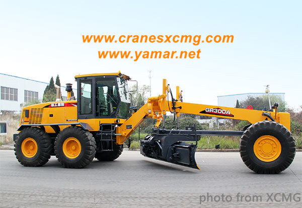 XCMG biggest motor grader GR300 export to Europe